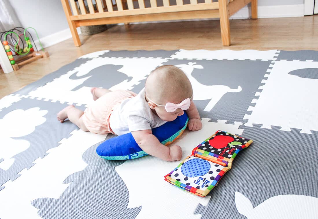 10 Easy Activities to Play with a Newborn (0-3 months) | The Mom Friend