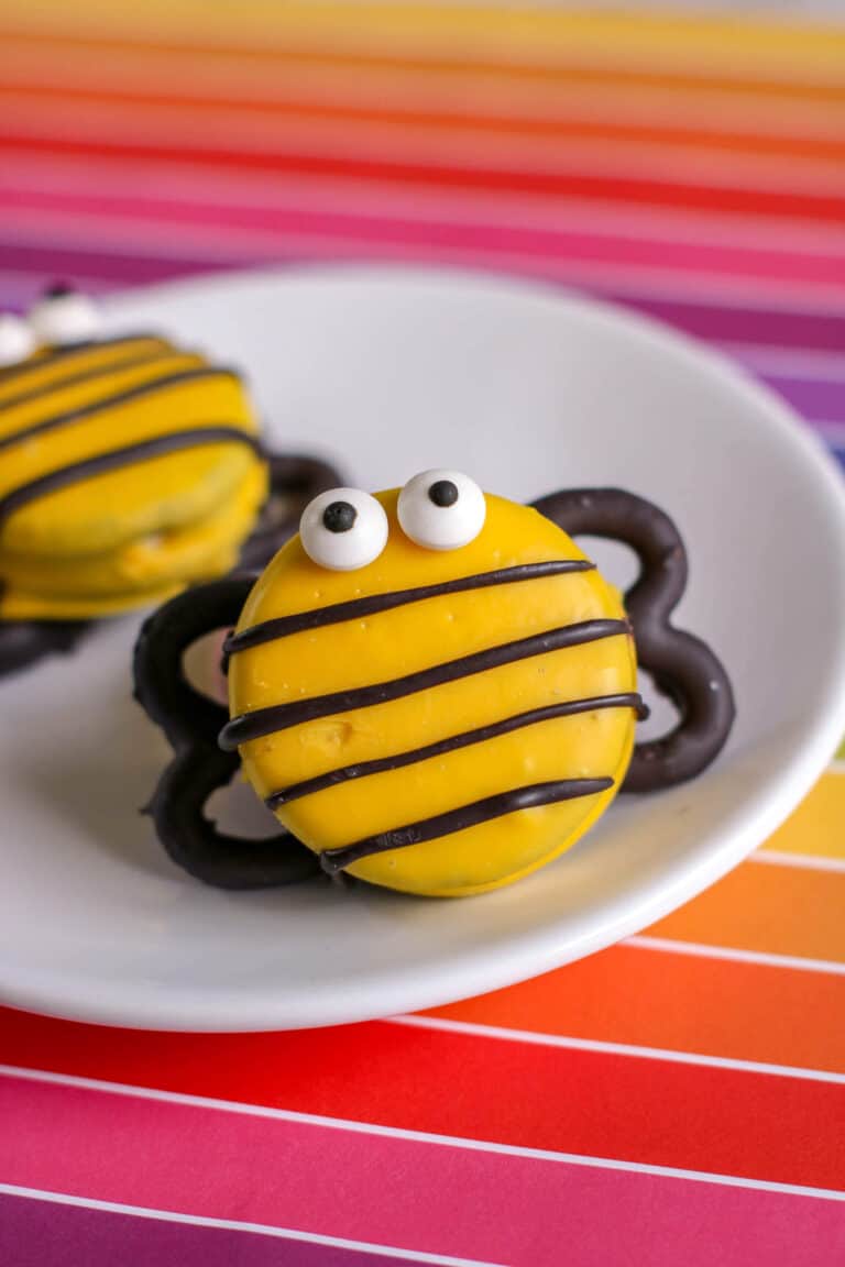 DIY Party Food: Bee Decorated Cookie Treats | The Mom Friend